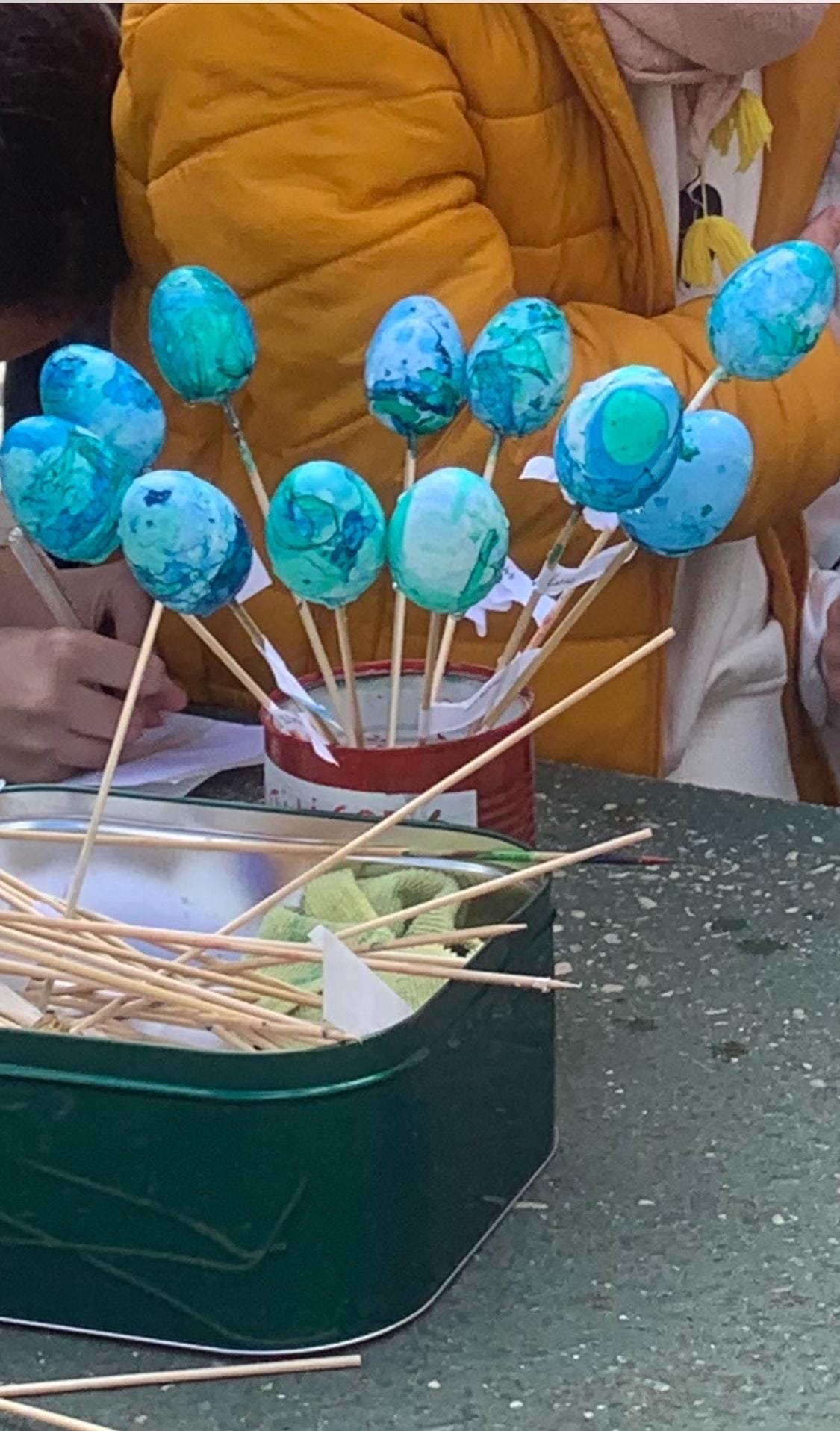 Confection des oeufs de Pâques par les Primaires